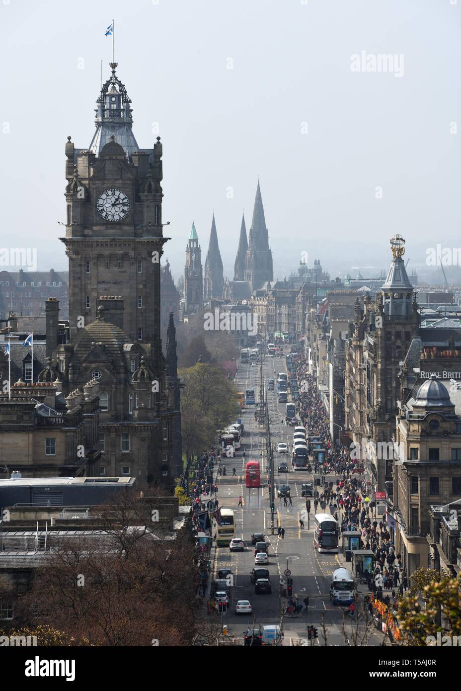 Sunny edinburgh hi-res stock photography and images - Alamy