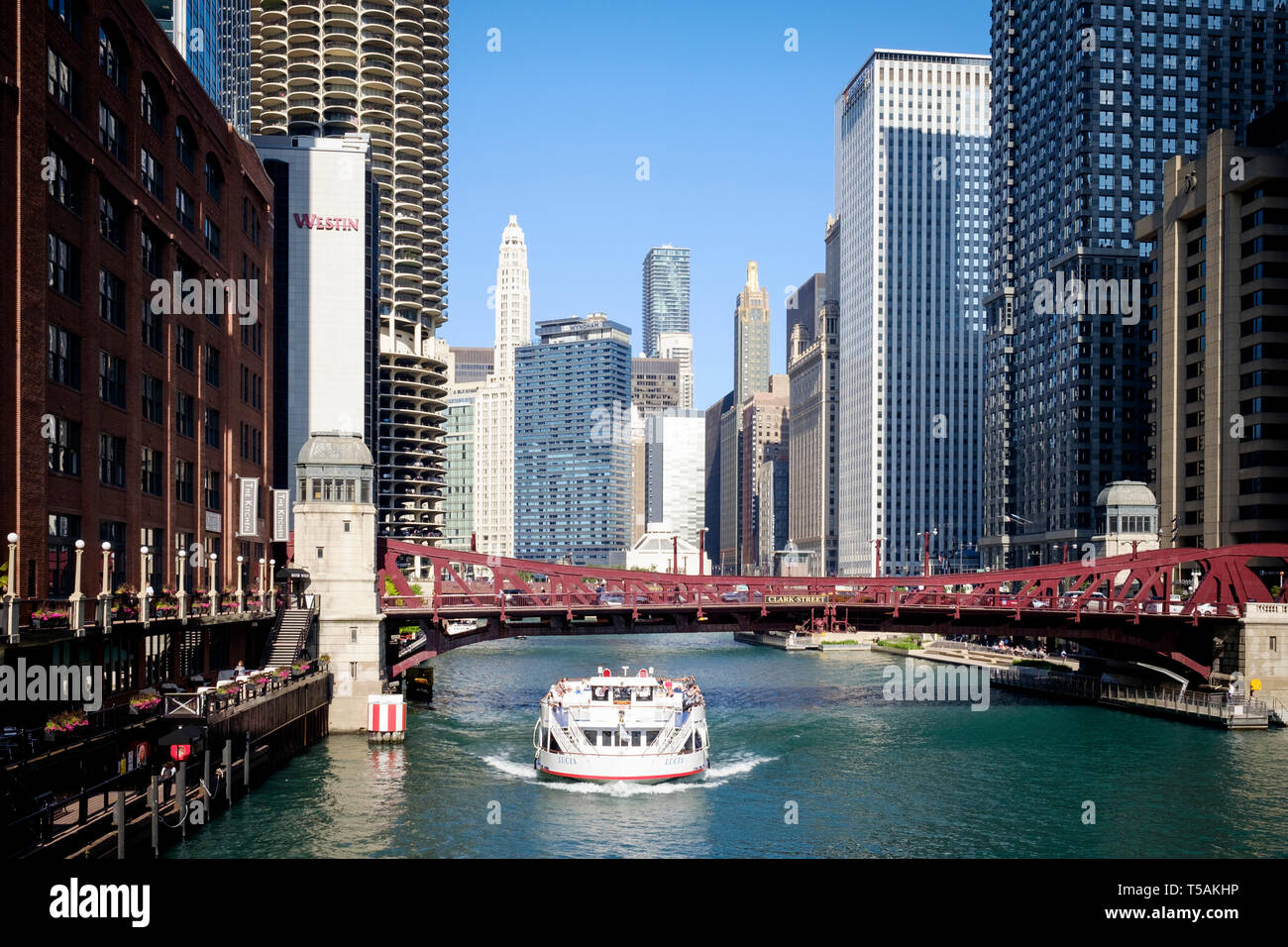 Chicago downtown river boat ride hi-res stock photography and images ...