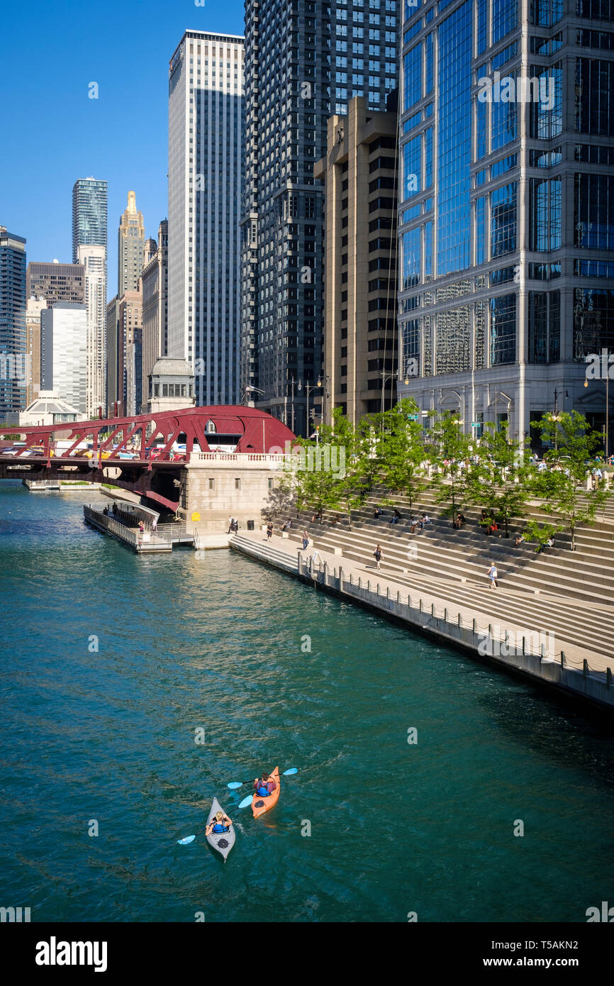 People doing kayaking on Chicago River next to the Riverwalk and Clark ...