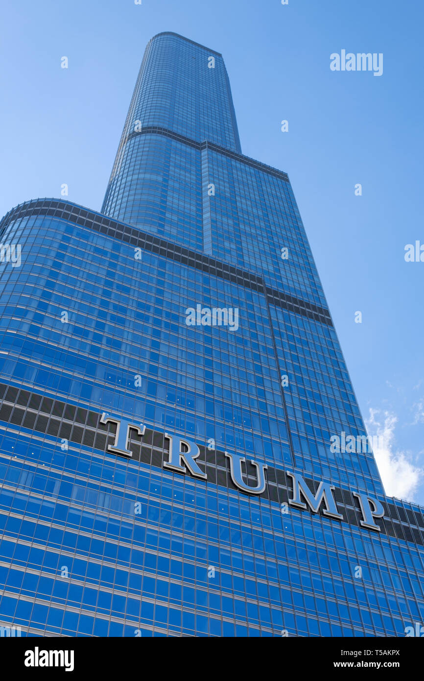 Trump tower chicago sign hi-res stock photography and images - Alamy