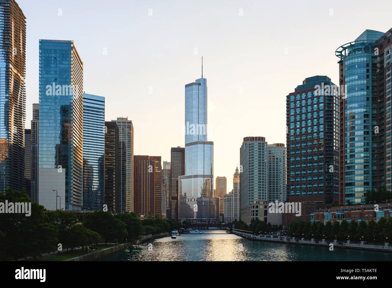 Chicago riverwalk river trump tower hi-res stock photography and images ...