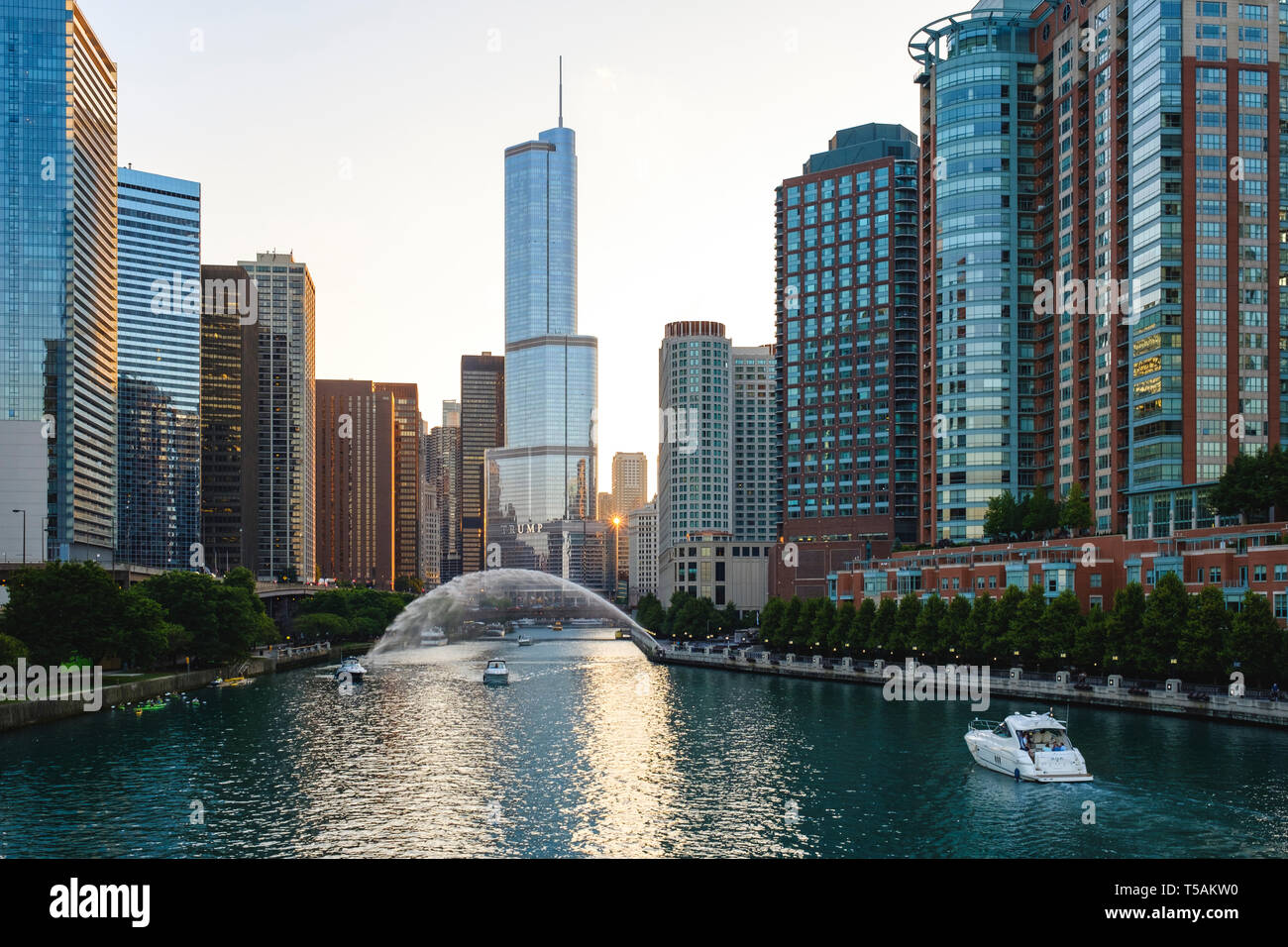 Chicago riverwalk river trump tower hi-res stock photography and images ...