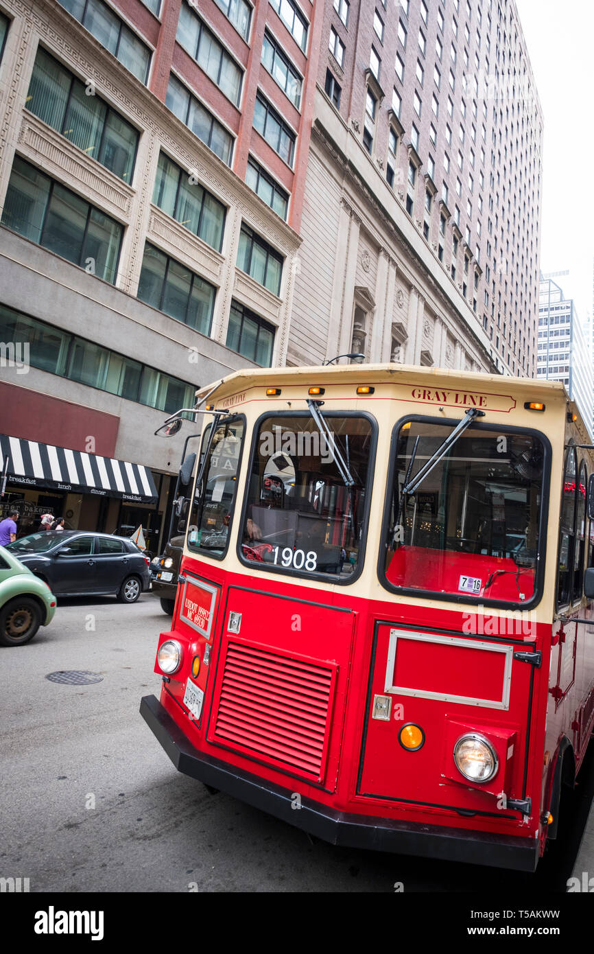 Gray line bus driver beark in Downtown Chicago Stock Photo - Alamy
