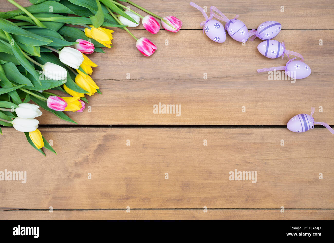 Tulips woody boards Stock Photo - Alamy