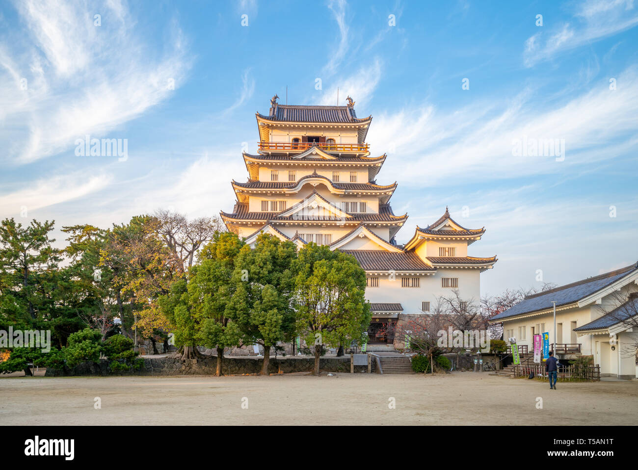View beautiful castle garden hi-res stock photography and images - Alamy