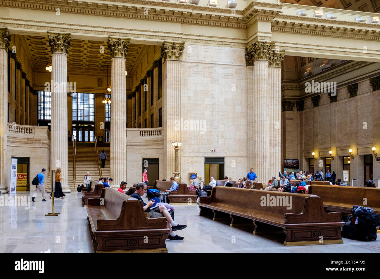 Travelers in Union Station, Chicago, Illinois, USA Stock Photo - Alamy