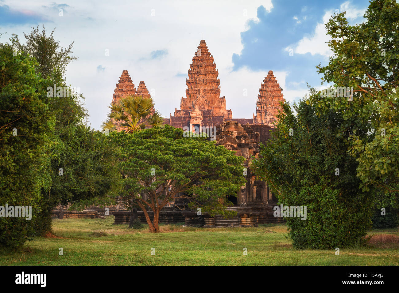 Angkor Wat Sunset around 5:30pm in siem reap, cambodia. largest temple ...
