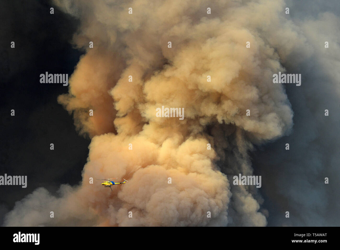 Santa Ynez, CA, USA. 21st Aug, 2016. A Ventura County Fire helicopter ...