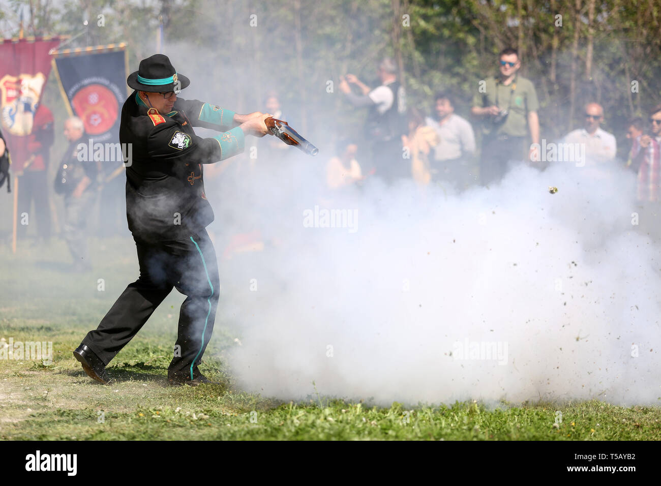 Flintlock firing hi-res stock photography and images - Alamy