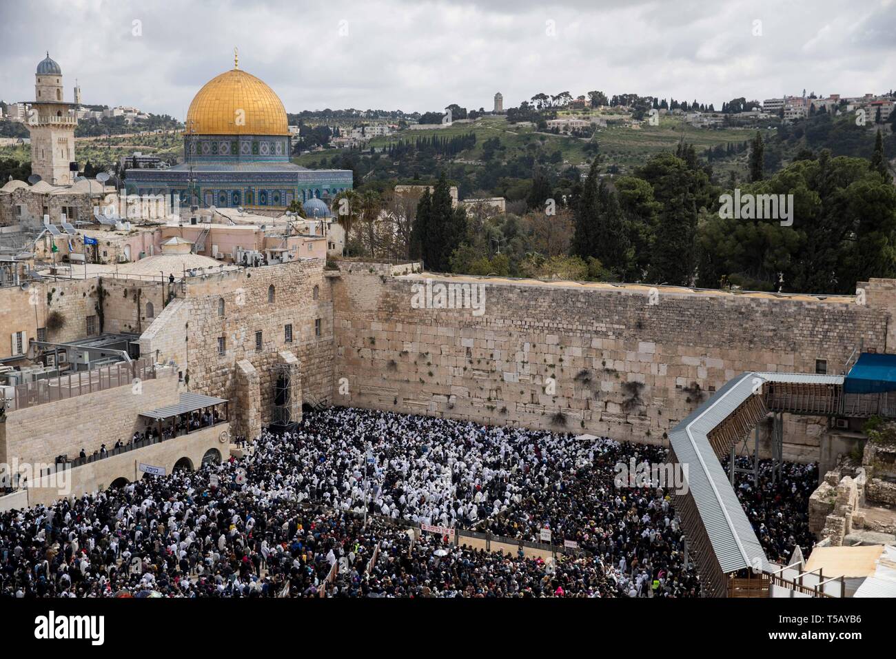 Beijing, China. 22nd Apr, 2019. Jewish worshippers take part in a ...