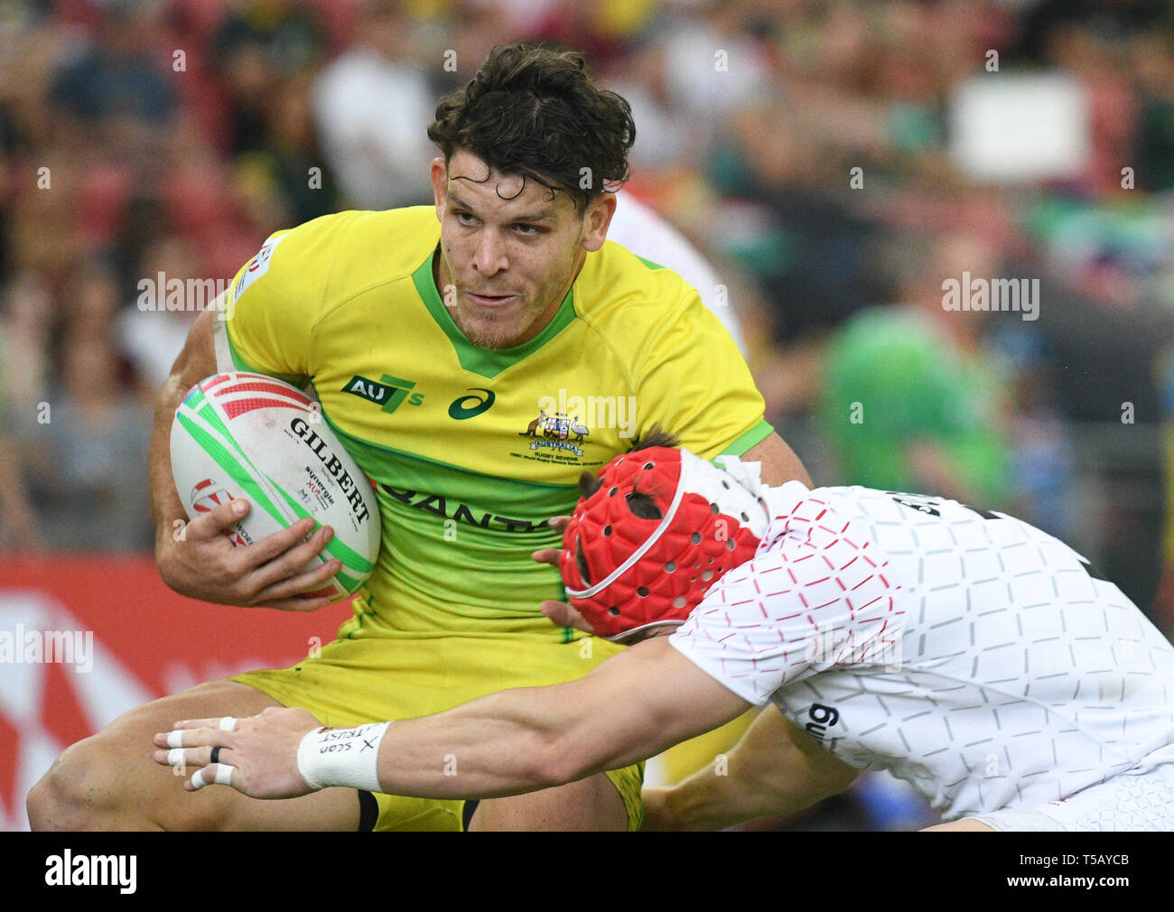 Singapore, Singapore. 14th Apr, 2019. Australia's Simon Kennewell hands ...