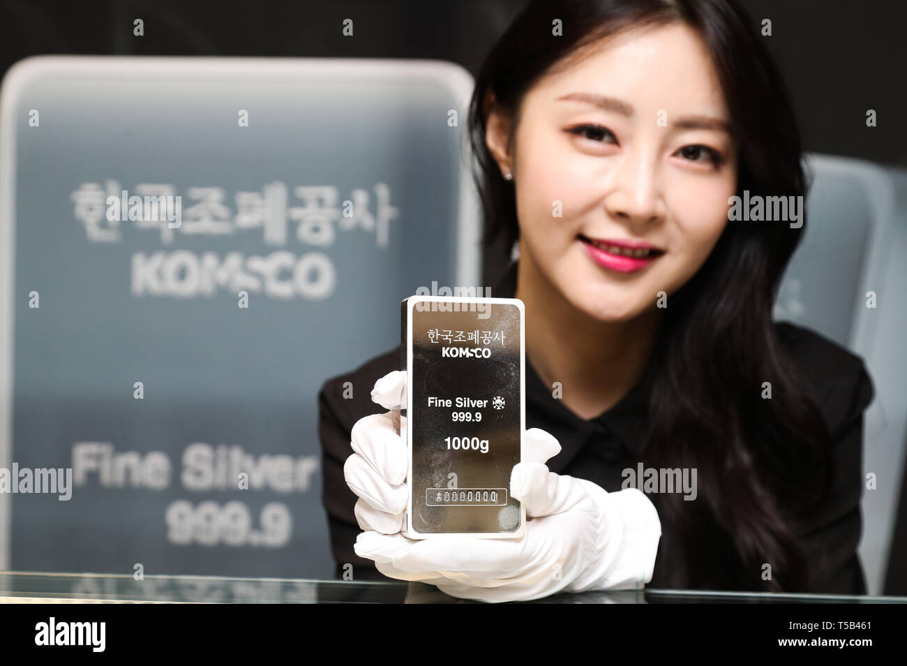 23rd Apr, 2019. KOMSCO releases silver bar A model shows off a 1-kilogram siver bar released by ...