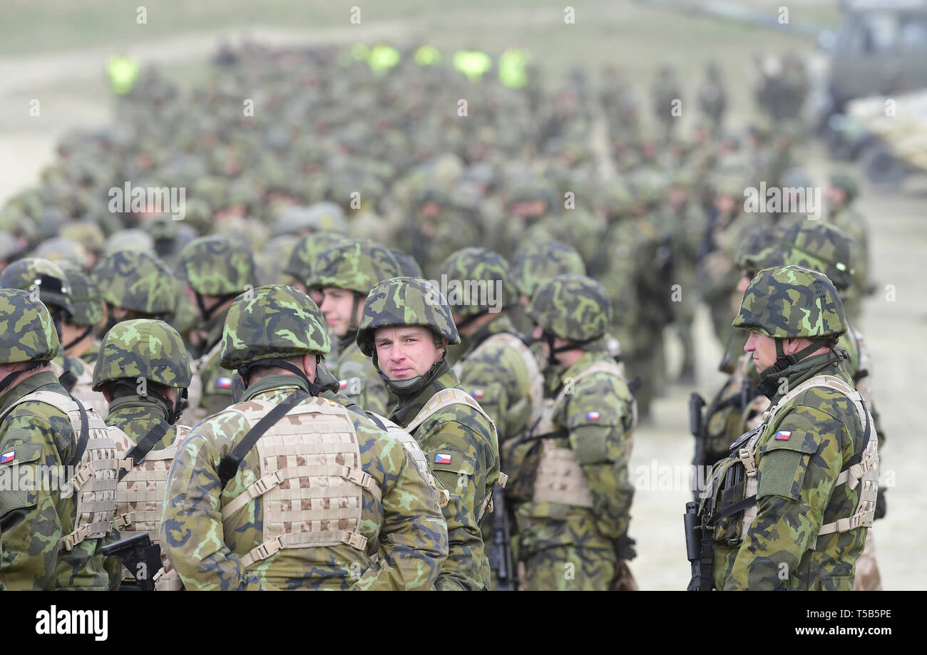 Polish troops nato hi-res stock photography and images - Alamy