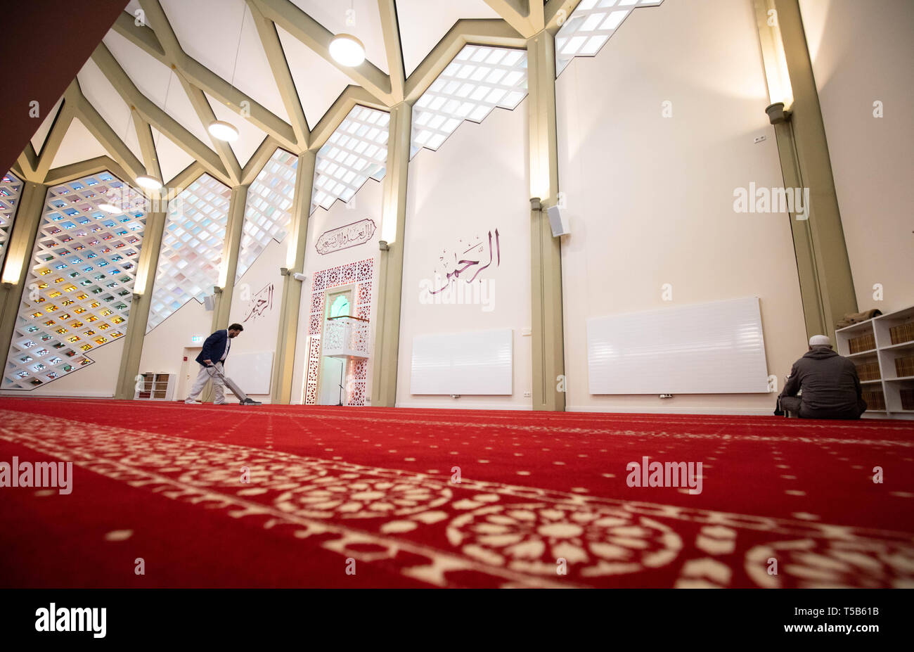 Hamburg, Germany. 29th Mar, 2019. A man vacuum-covers the carpet before ...