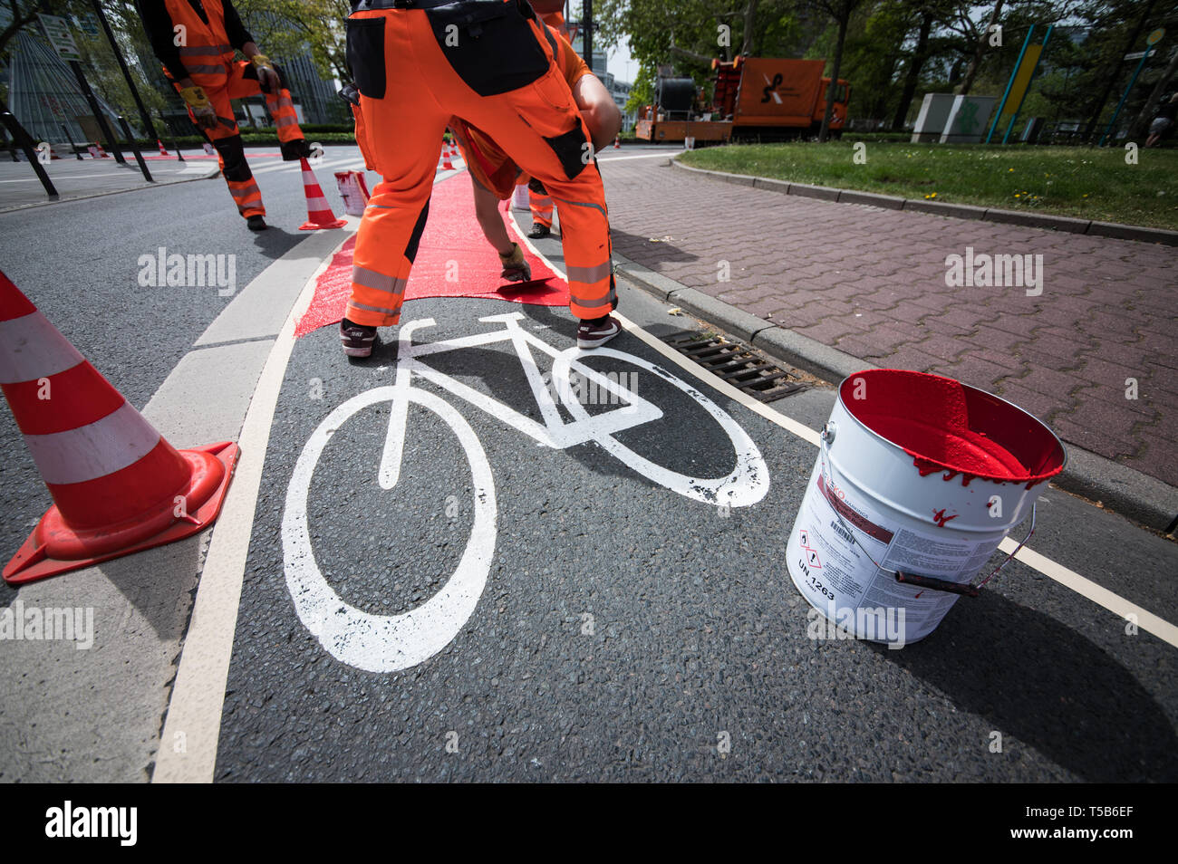 23 April 2019, Hessen, Frankfurt/Main: A worker strokes out red signal ...