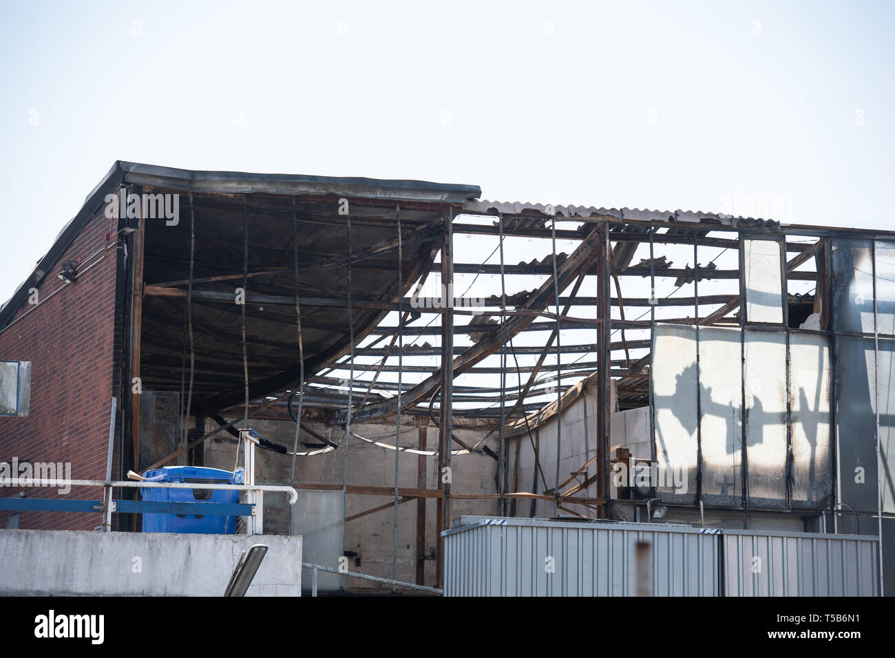 23 April 2019, Hamburg: Fire damage can be seen at a warehouse in the ...