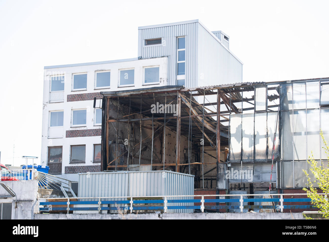 23 April 2019, Hamburg: Fire damage can be seen at a warehouse in the ...