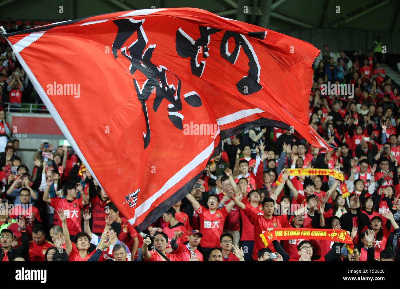 (190423) -- MELBOURNE, April 23, 2019 (Xinhua) -- Fans of Guangzhou ...