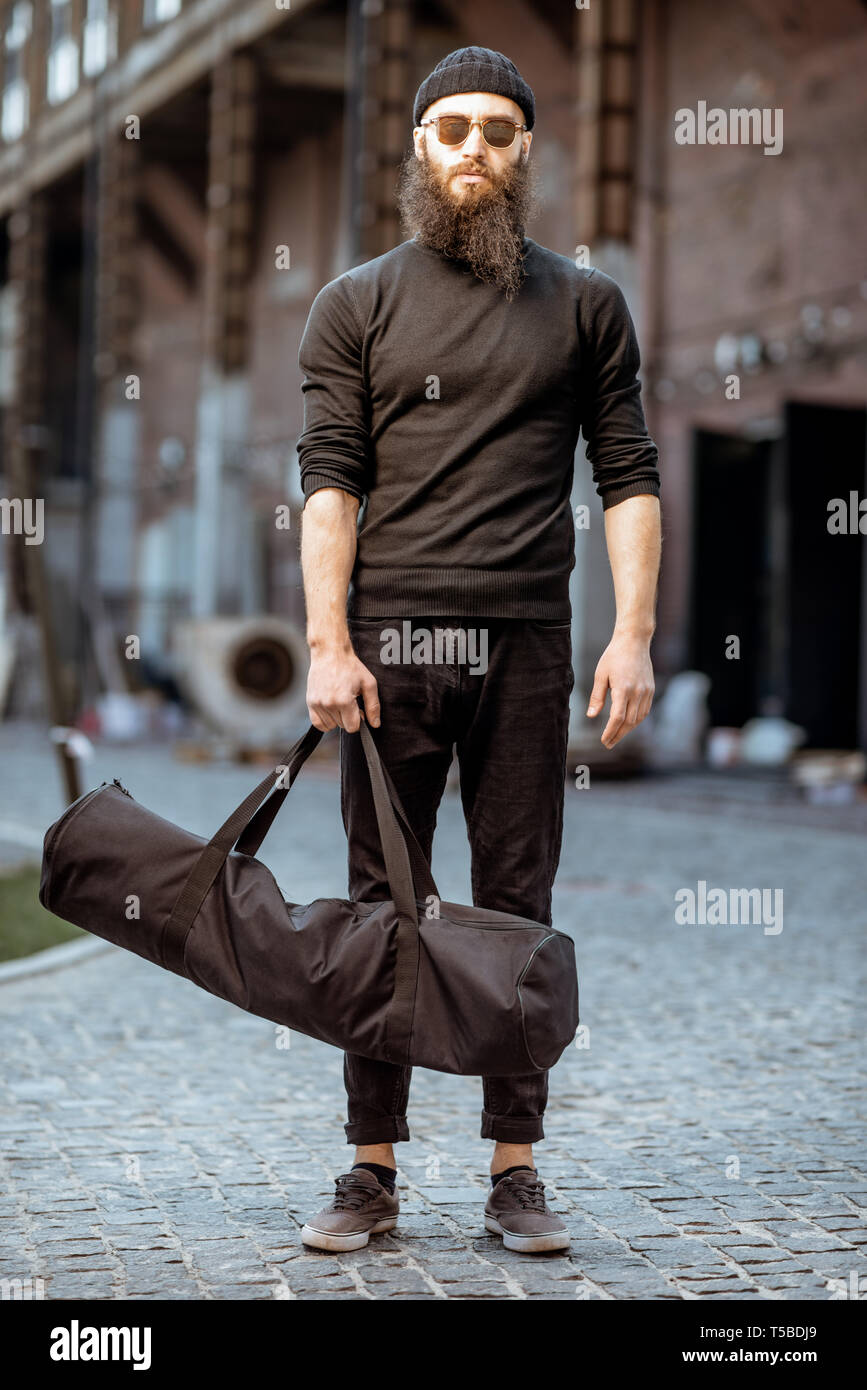 Man holding gun full body hi-res stock photography and images - Alamy