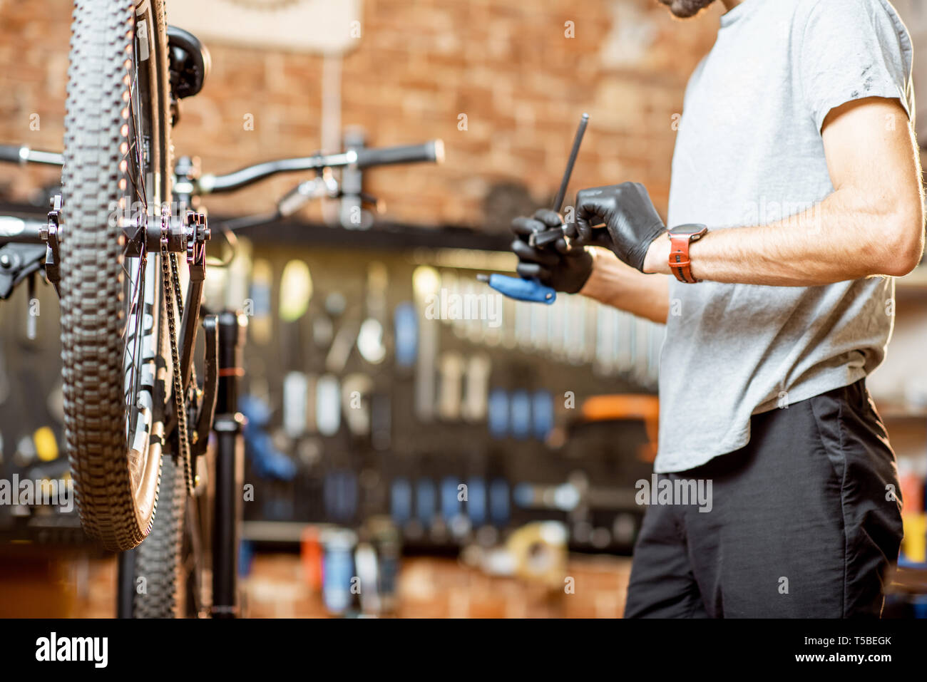 Man repairing mountain bike hi-res stock photography and images - Alamy