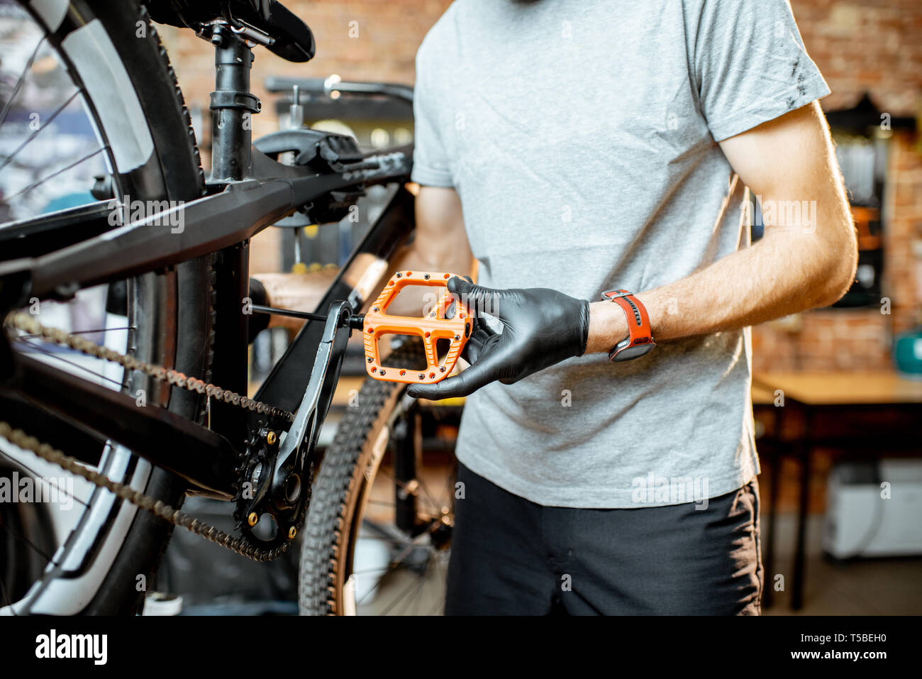 Hands repairing bicycle bicycle hi-res stock photography and images - Alamy