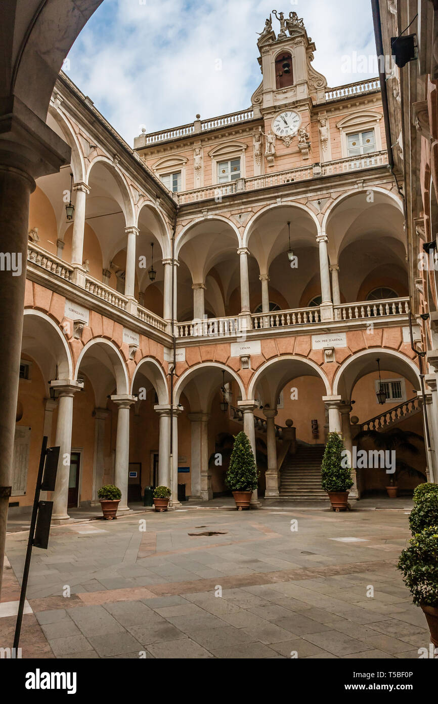 Italian renaissance courtyard hi-res stock photography and images - Alamy