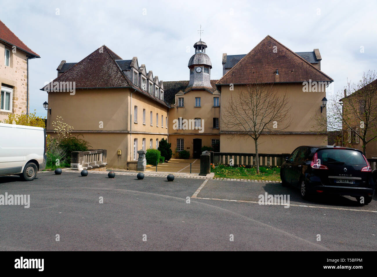 BUILDING BEHIND CHURCH MAGNAC LAVAL Stock Photo - Alamy