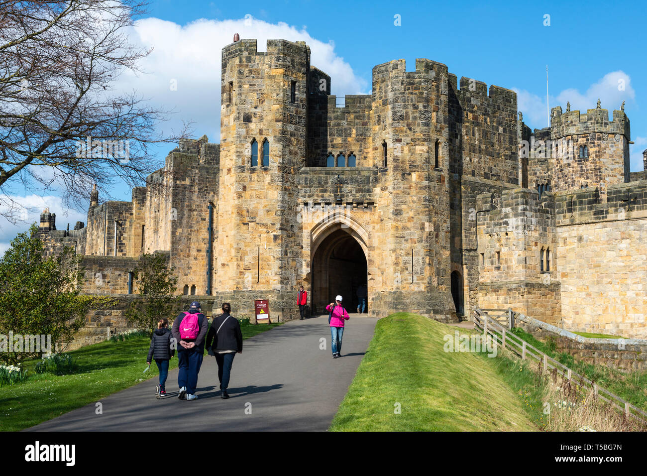 Entrance Gateway at Alnwick Castle in Northumberland, England, UK Stock ...