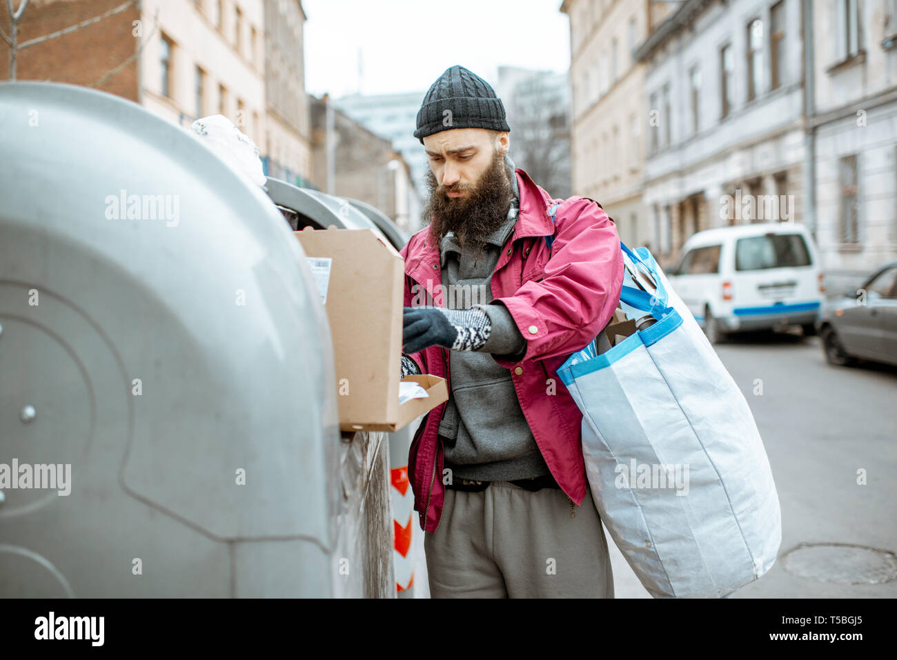 Poor rummaging in the garbage hi-res stock photography and images - Alamy