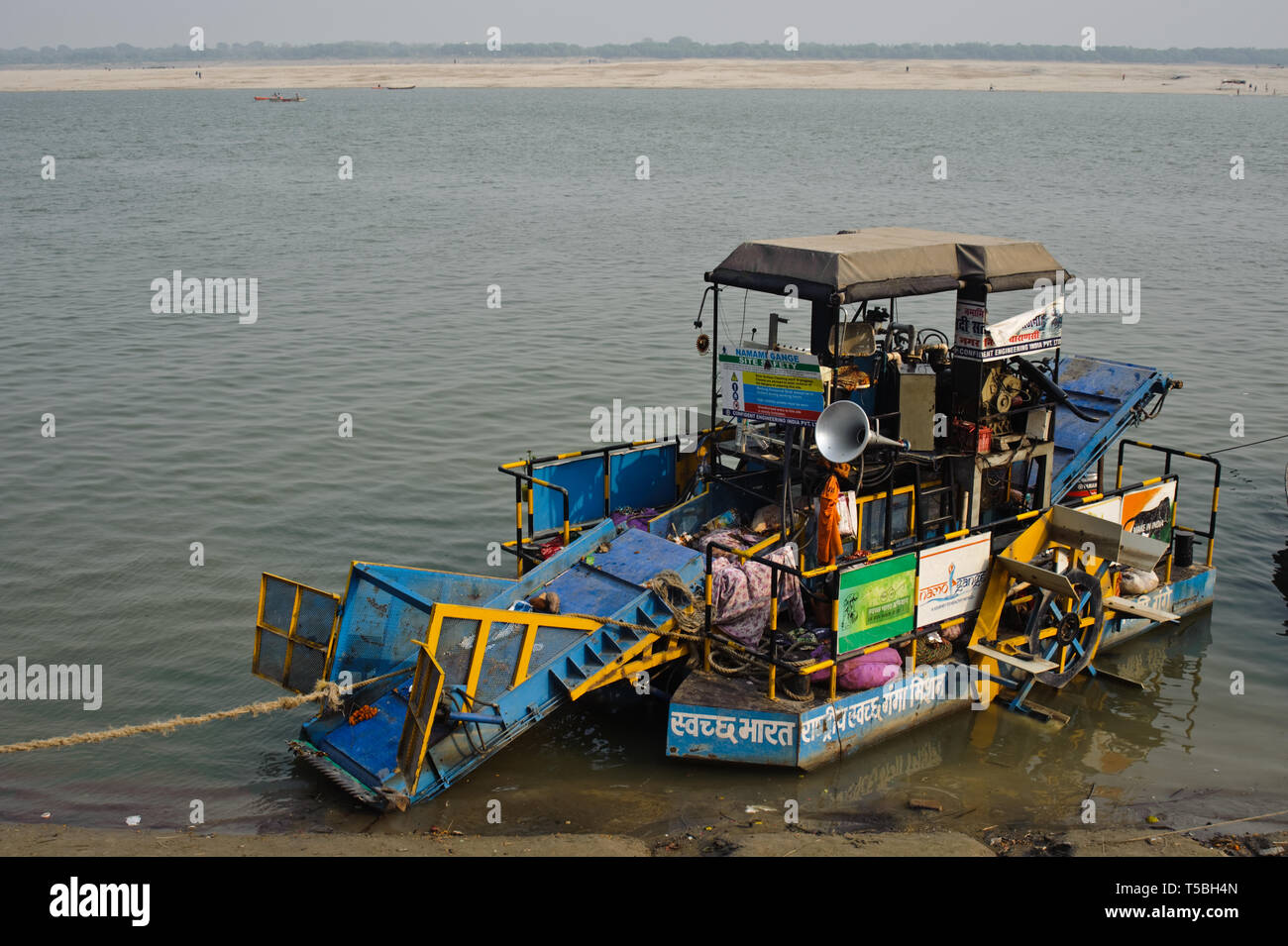 Boat used to remove waste on the Ganges river ( India Stock Photo - Alamy