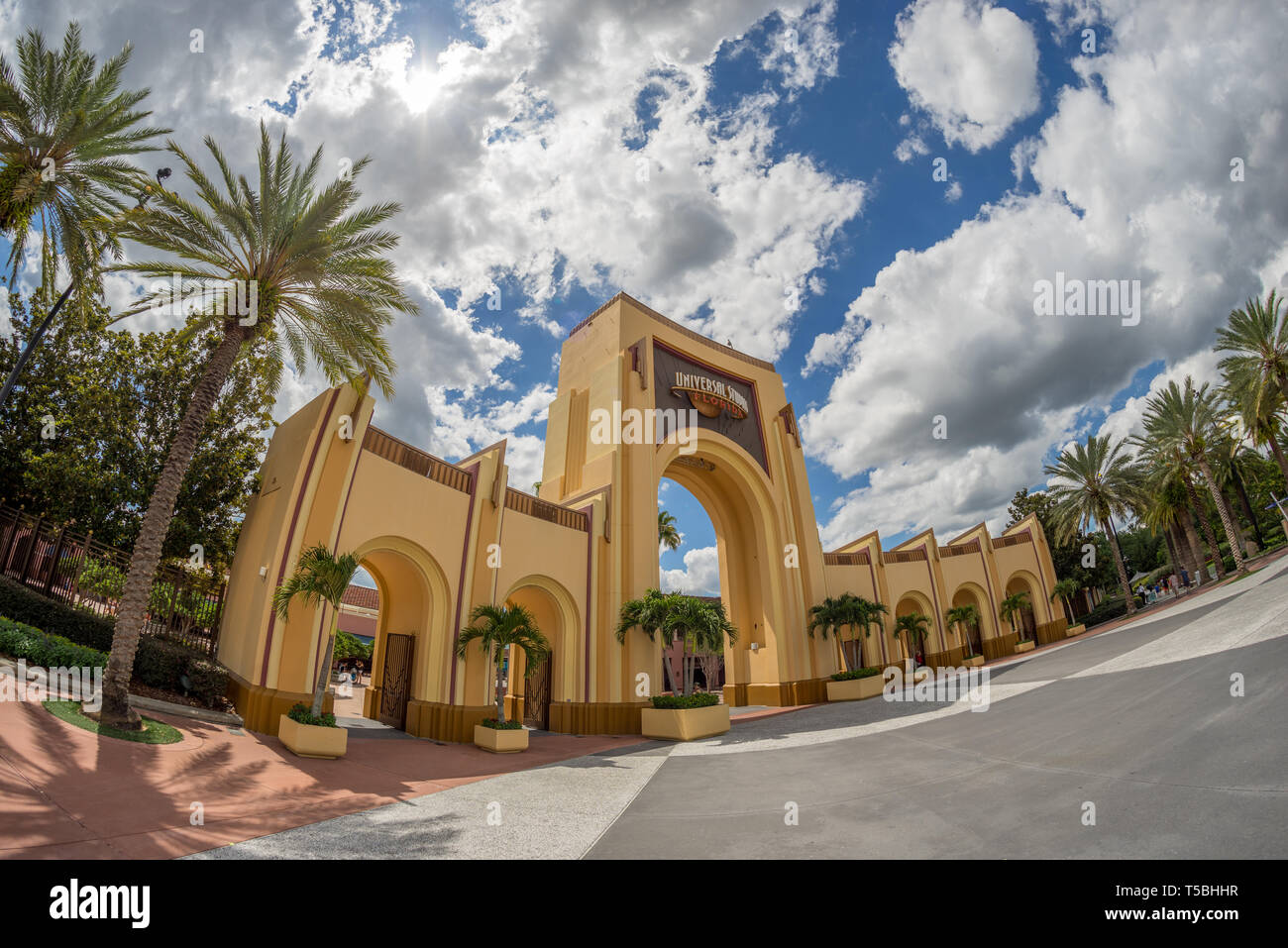 Famous Archways at the entrance to Universal Studios Theme Park ...