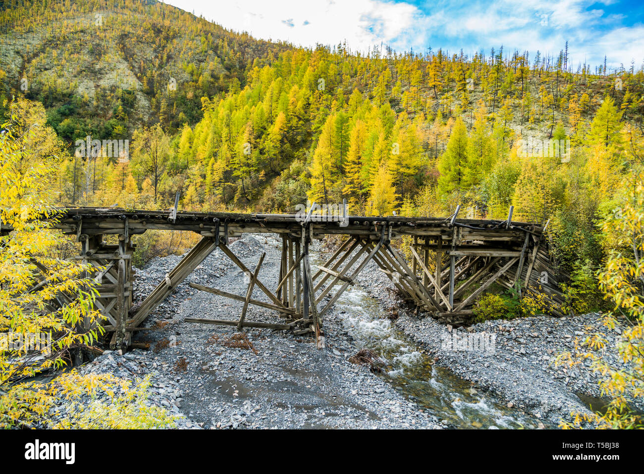 Old rope bridge broken hi-res stock photography and images - Alamy