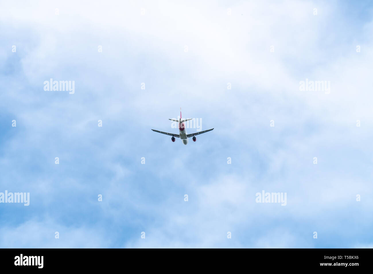 High flying airliner hi-res stock photography and images - Alamy