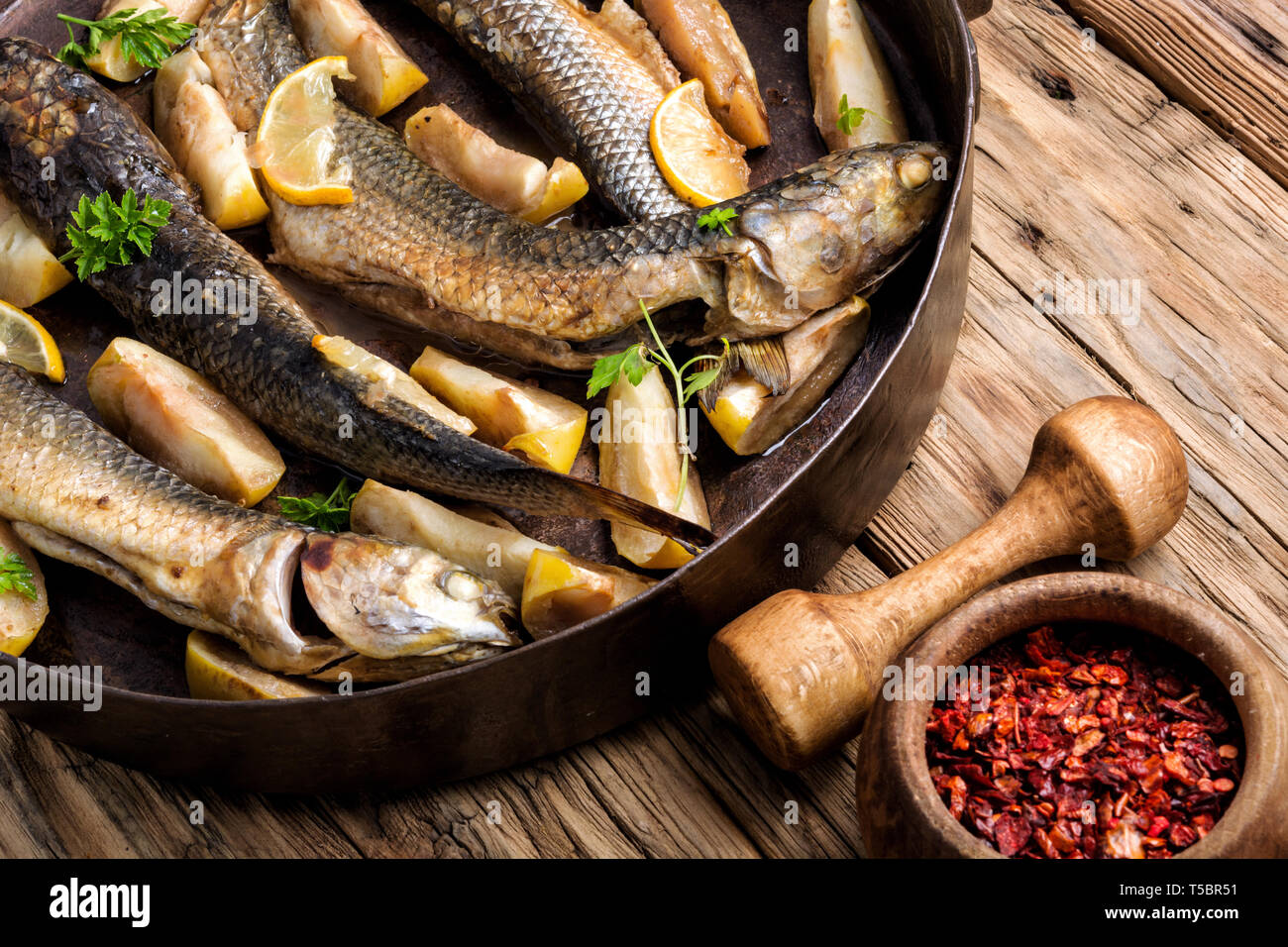 Baked fish in apples, lemon and spices.Grilled pelengas Stock Photo - Alamy