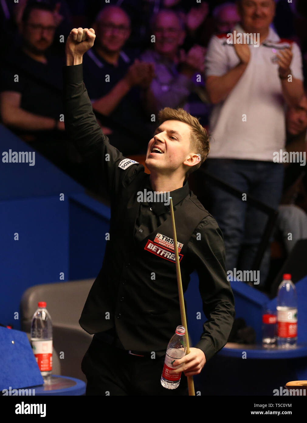 James Cahill celebrates after beating Ronnie O'Sullivan 10-8 during day ...