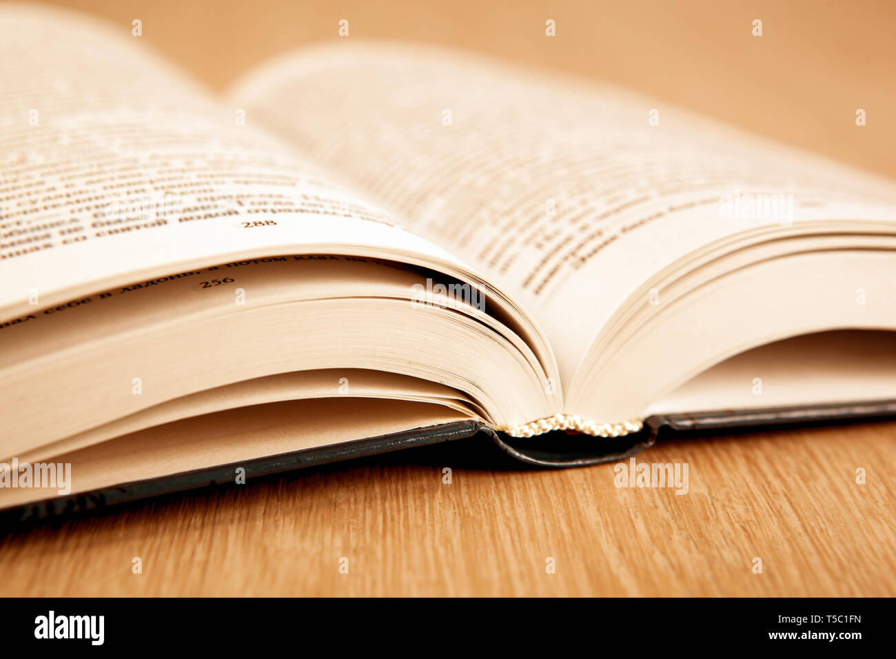 new open book on a wooden table close up Stock Photo - Alamy
