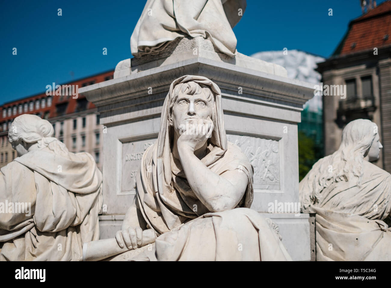 Sculpture of a thinking man hi-res stock photography and images - Alamy