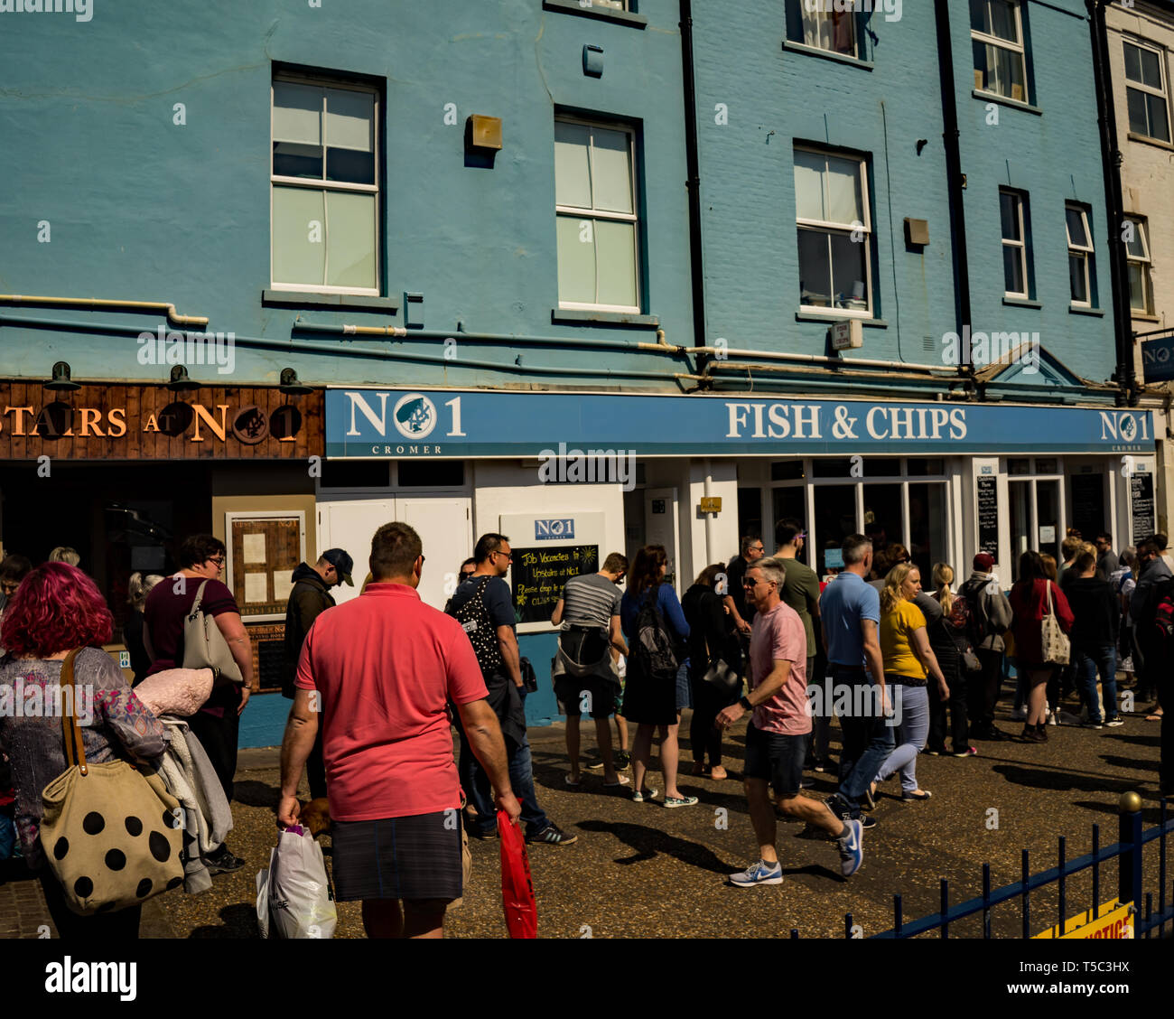 People queuing fish and chips seaside hi-res stock photography and ...