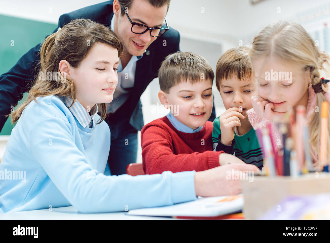 Team session in school class with all students working together Stock ...
