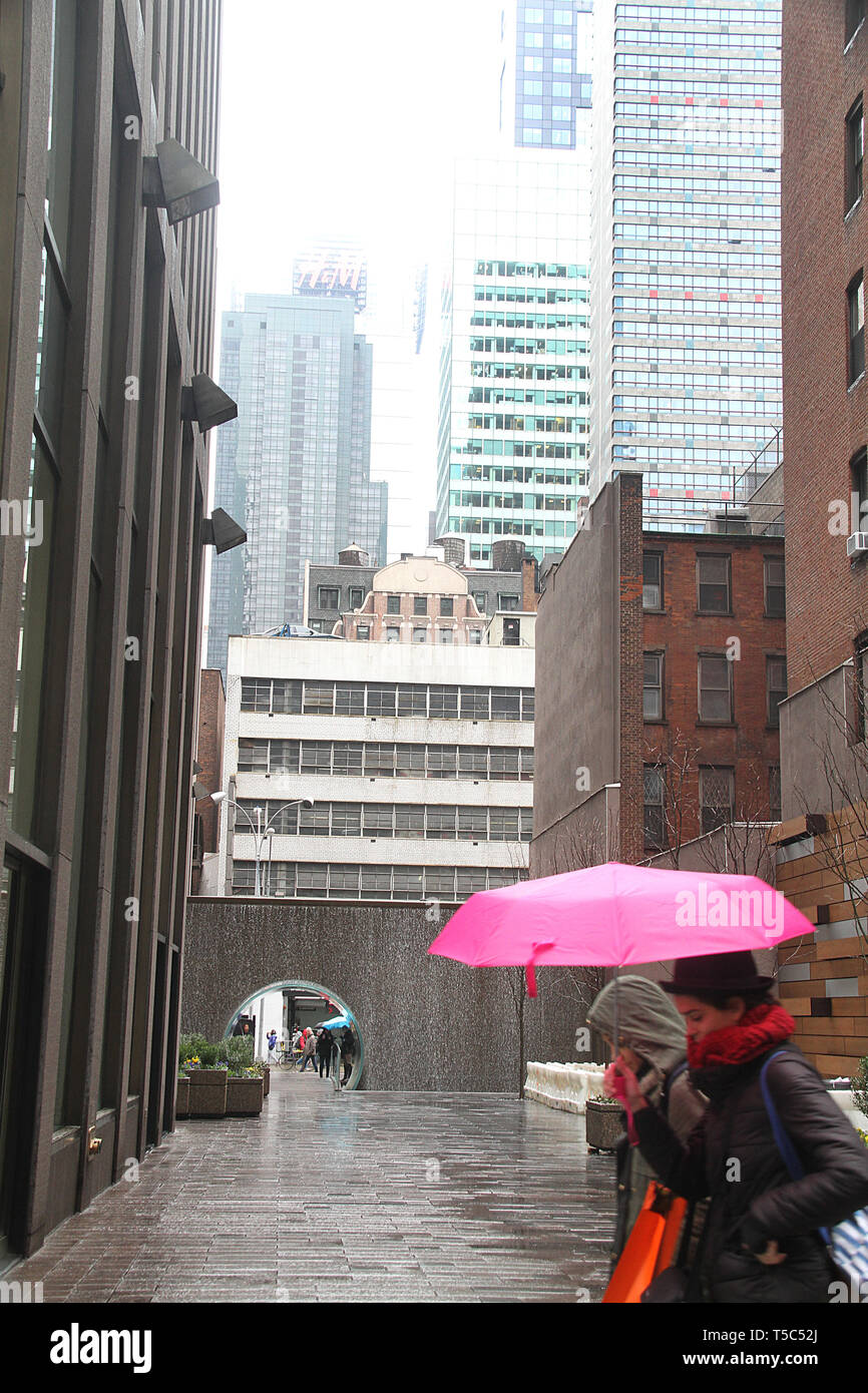 New york rain people umbrella hi-res stock photography and images - Alamy