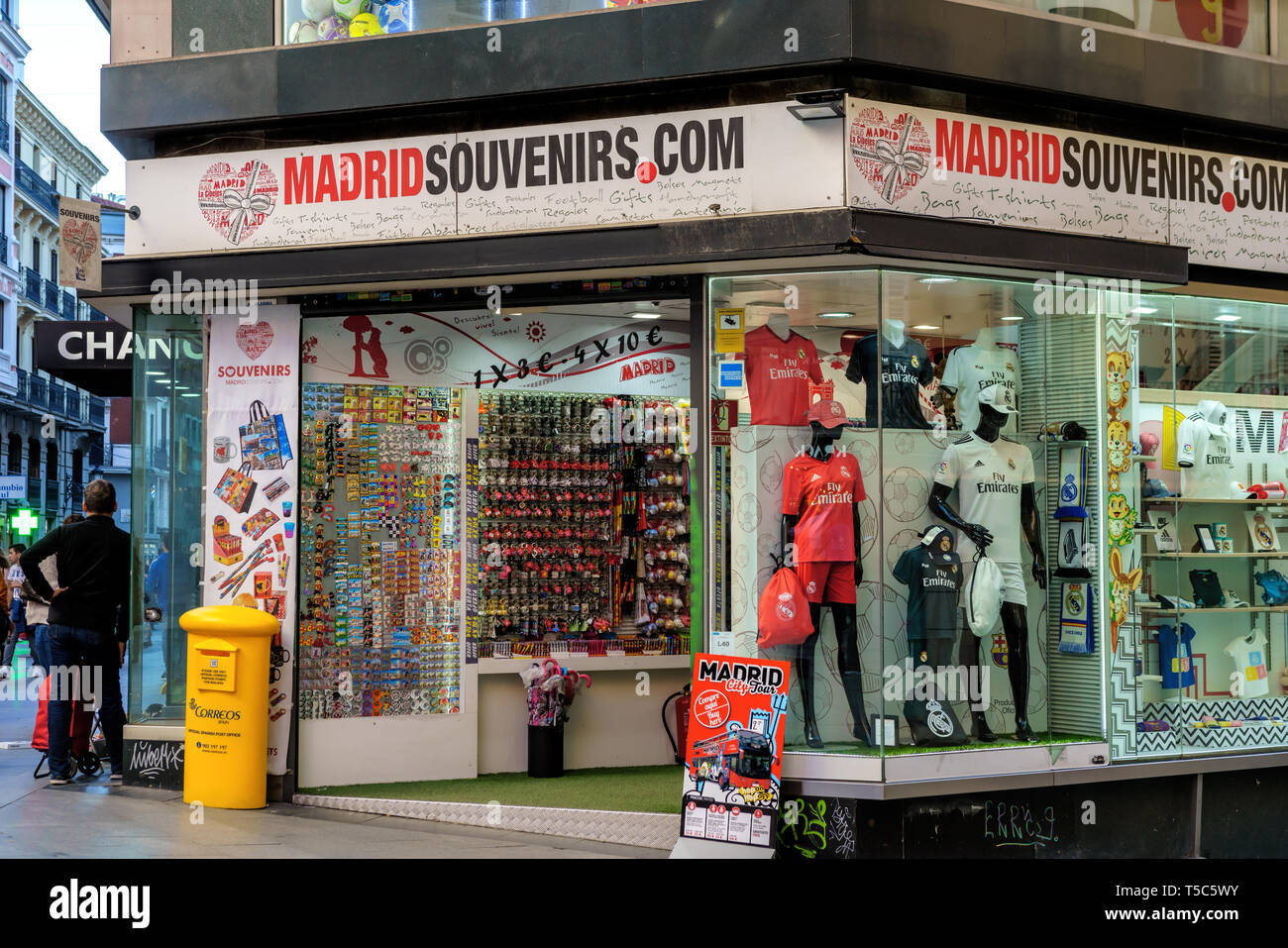 People shopping at one of the busiest streets of Madrid Stock Photo - Alamy