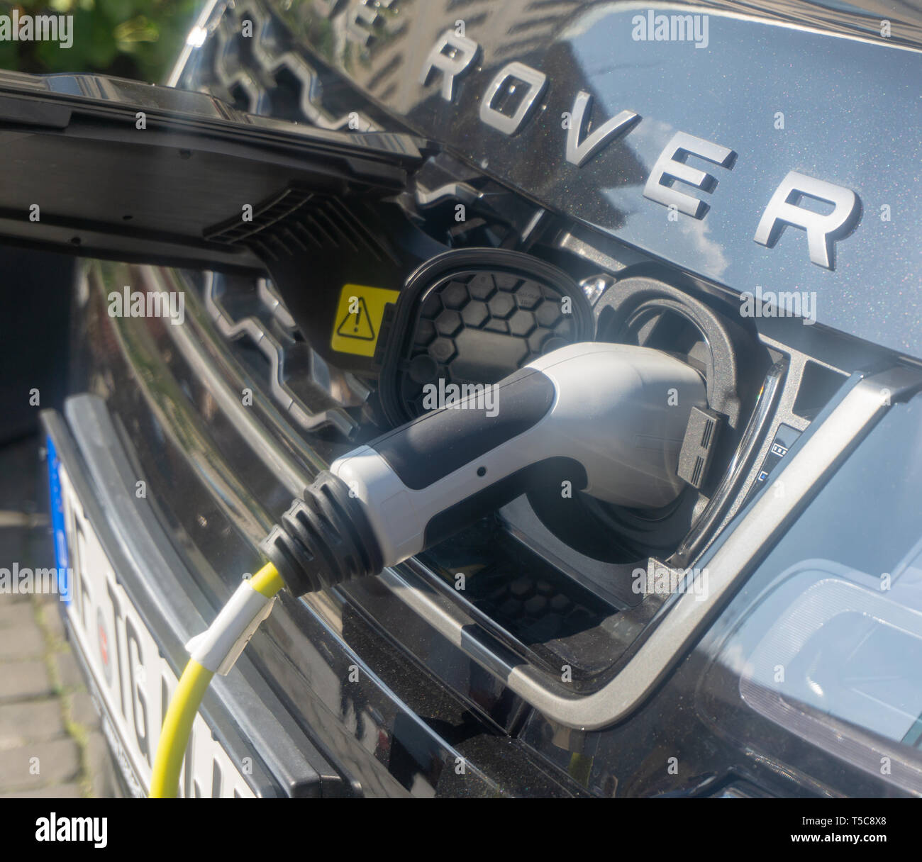 Electric range rover charging hi-res stock photography and images - Alamy