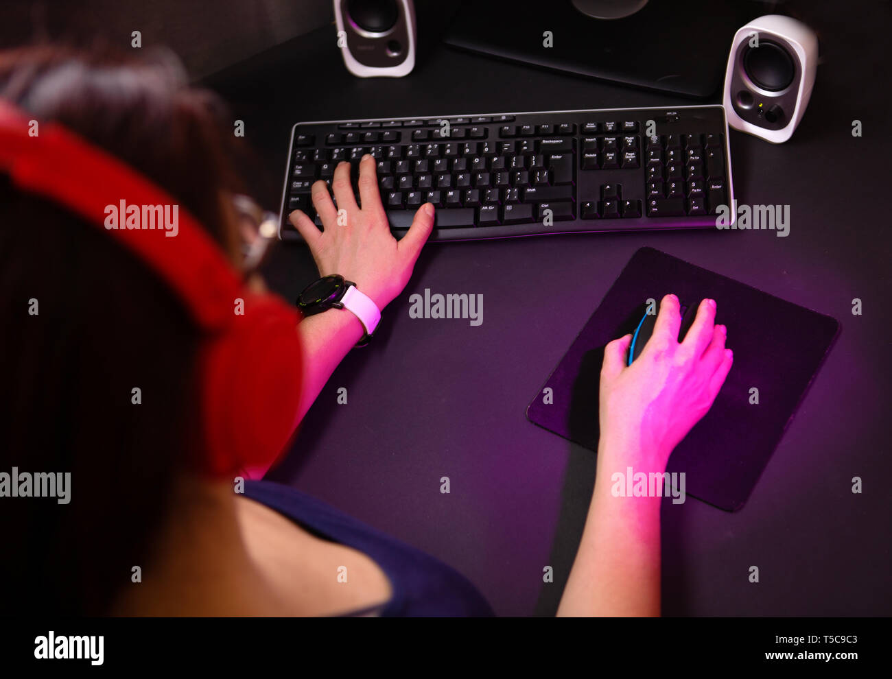 Teenage hand mouse hi-res stock photography and images - Alamy