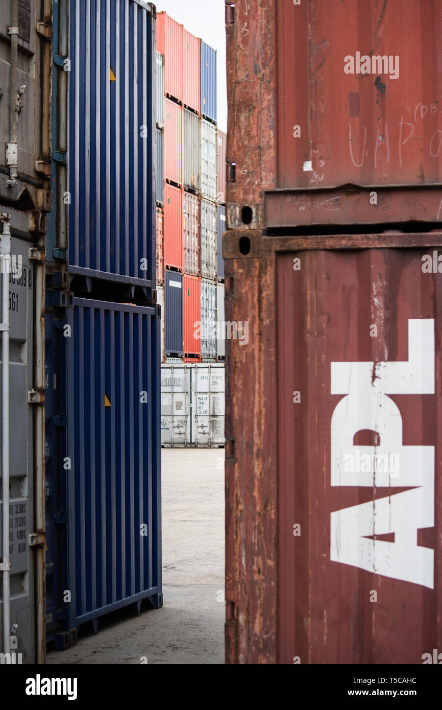 20ft container hi-res stock photography and images - Alamy