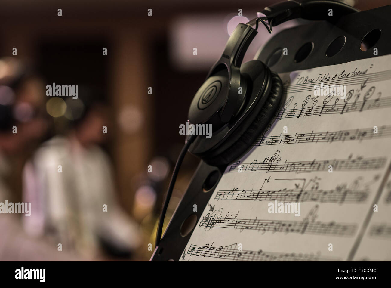Headphones music sheet hi-res stock photography and images - Alamy