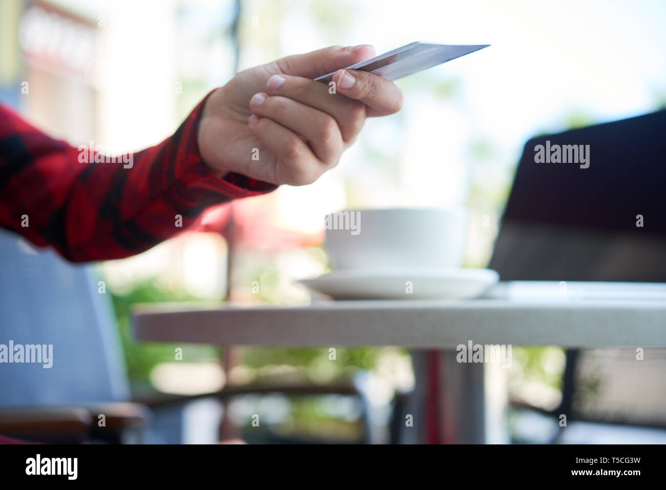 Paying and restaurant hi-res stock photography and images - Alamy