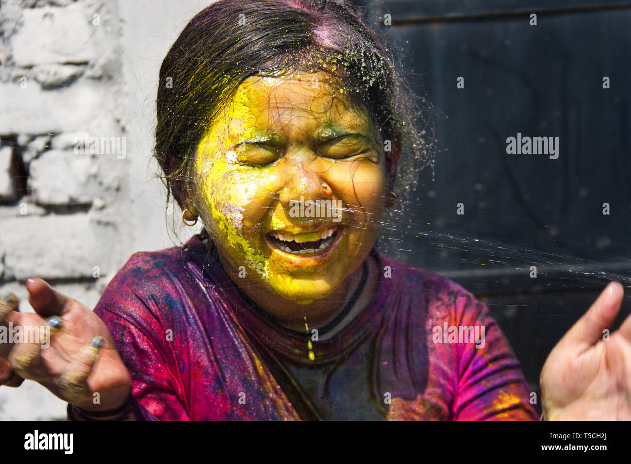 Indian children playing holi hi-res stock photography and images - Alamy