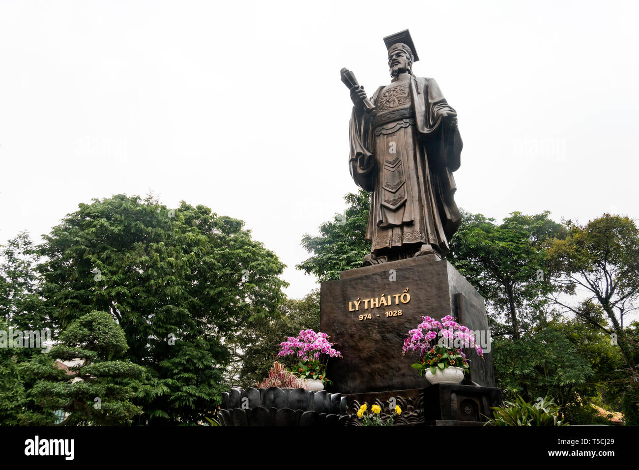 Statue of ly thai in hanoi, capital of vietnam - close to hoan kiem ...