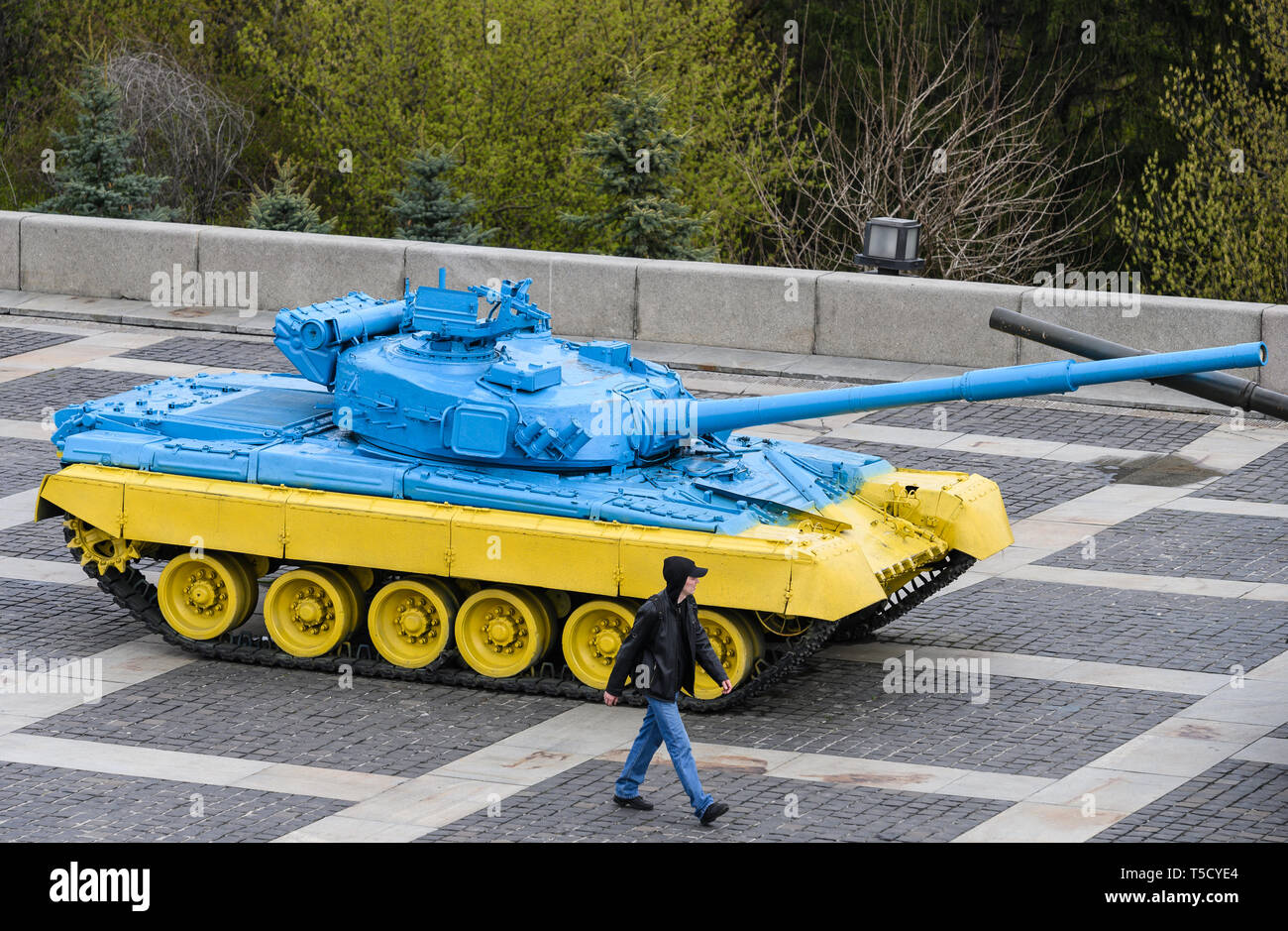 Kiew, Ukraine. 17th Apr, 2019. A blue-yellow painted T64 tank stands at ...