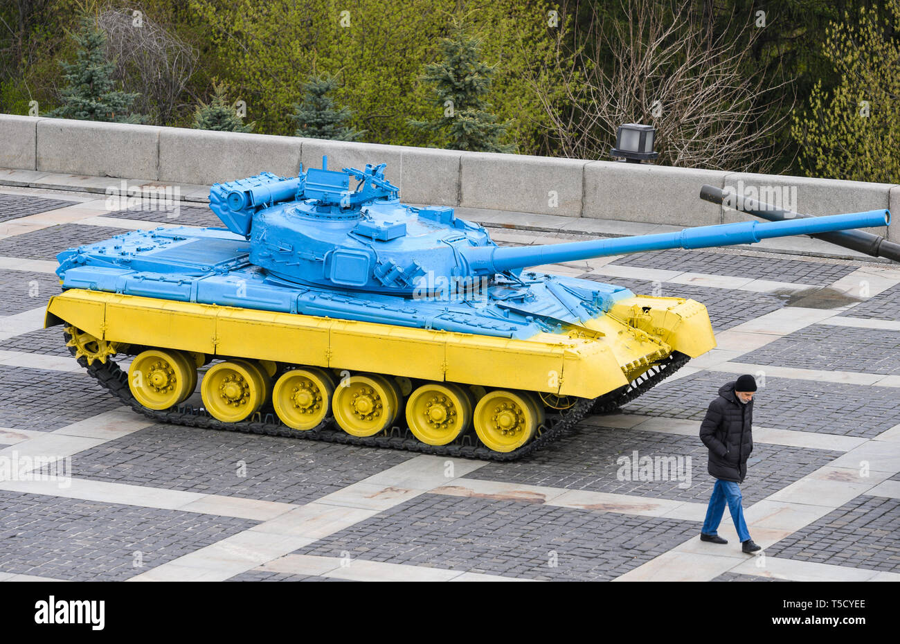 Kiew, Ukraine. 17th Apr, 2019. A blue-yellow painted T64 tank stands at ...
